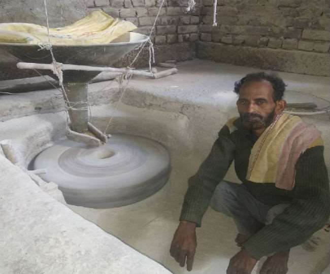 पहाड़ी क्षेत्र में पानी के बेग से चलने वाली इस चक्‍की में पिसे आटे के ...