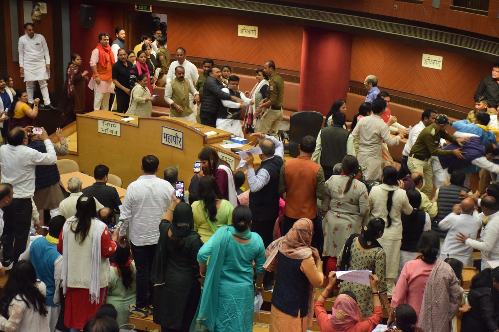 MCD Standing Committee Poll: थाने पर AAP पार्षदों का प्रदर्शन, लात ...