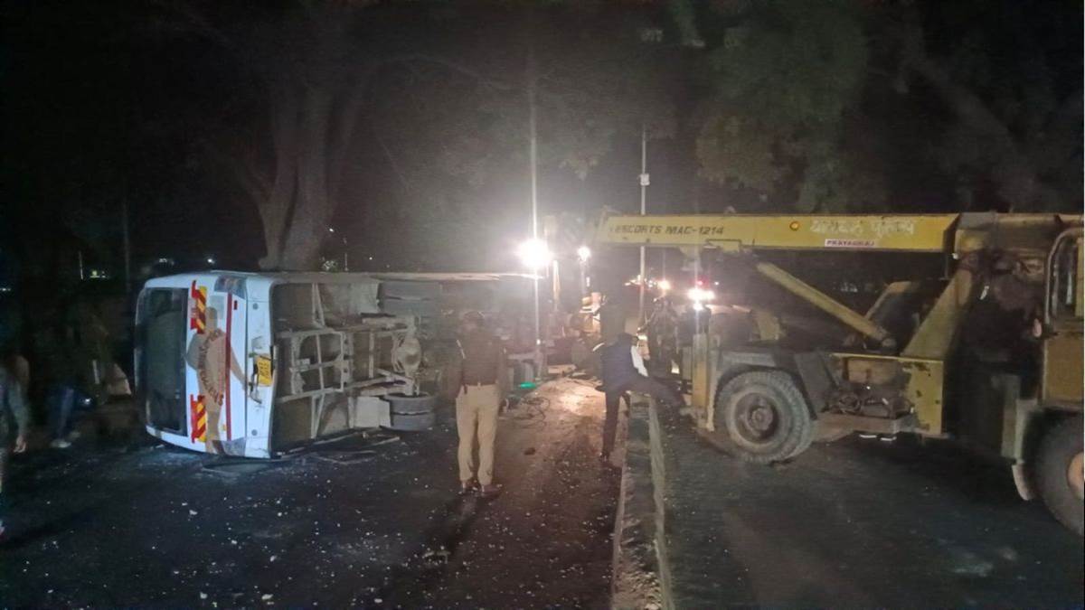 Road Accident : प्रयागराज में सड़क हादसा, बस पलटने से 20 लोग घायल- गोंडा से आई थी बस - Road ...