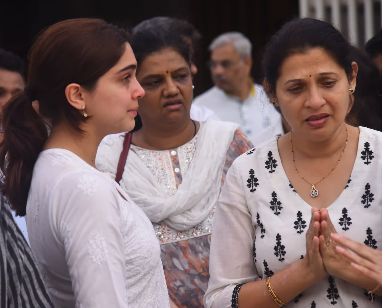 दादा के निधन से टूटीं Sharvari Wagh, अंतिम संस्कार में छलके एक्ट्रेस के ...