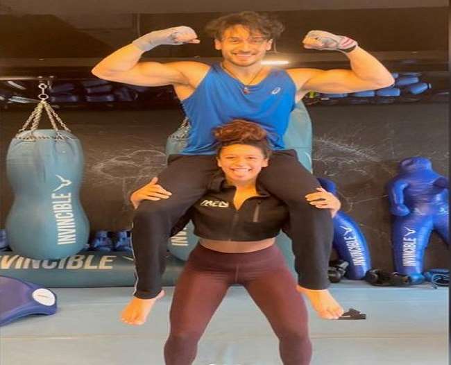 Tiger Shroff को जब बहन कृष्णा ने कंधे पर उठा लिया, वायरल हुआ मजेदार ...