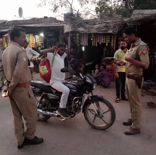 पुलिस ने चलाया यातायात अभियान, चालान काटने संग किया जागरूक - Police ...