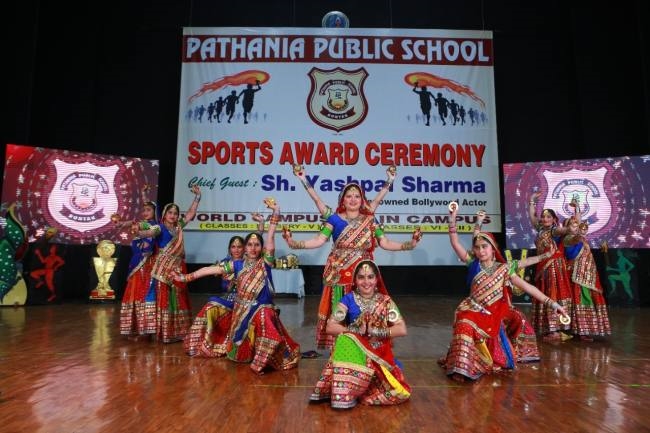 अभिनेता यशपाल शर्मा ने पठानिया पब्लिक स्कूल के 600 विद्यार्थियों को ...