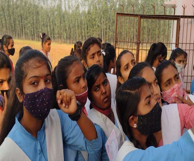 UP Board Exams 2022: सुलतानपुर में 124 केंद्रों पर बोर्ड परीक्षा शुरू ... UP Board Exams 2022: सुलतानपुर में 124 केंद्रों पर बोर्ड परीक्षा शुरू ...