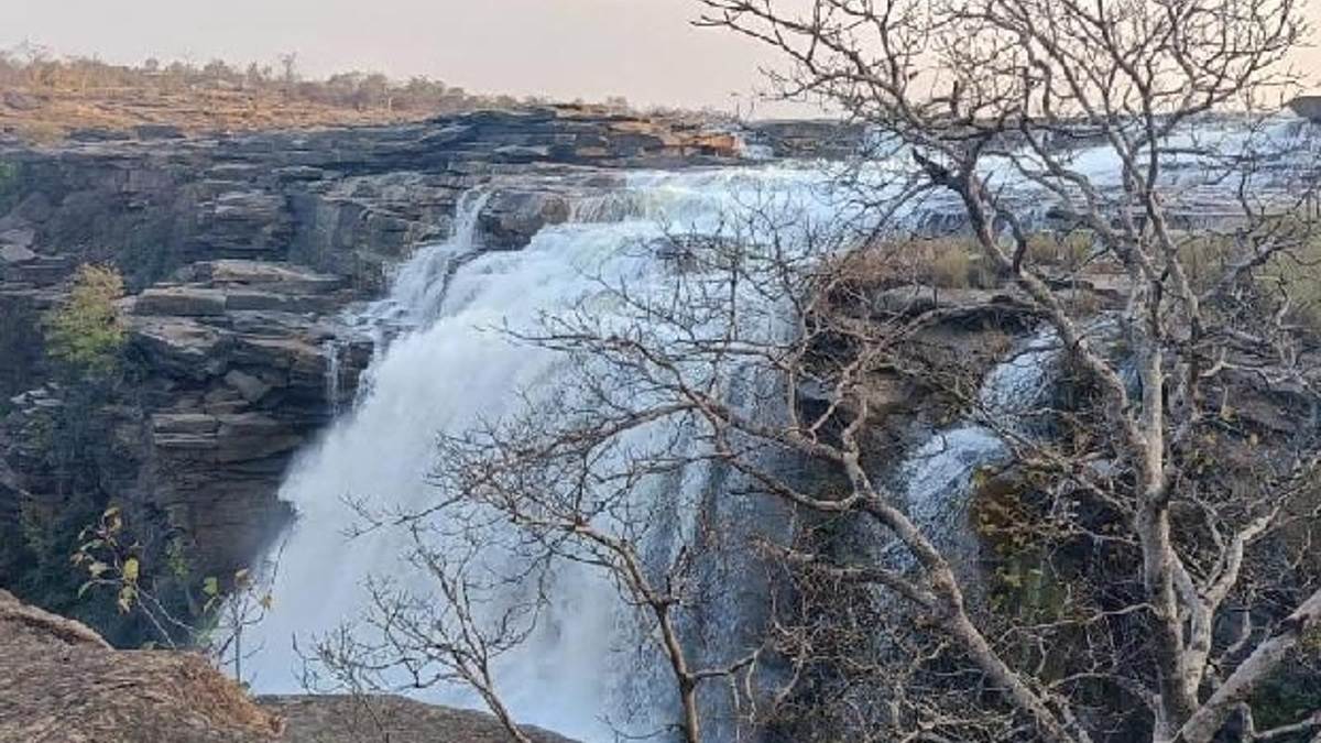 Chandauli News पर्यटन स्थल के रूप में विकसित होगा छानपत्थर दरी जलप्रपात ...