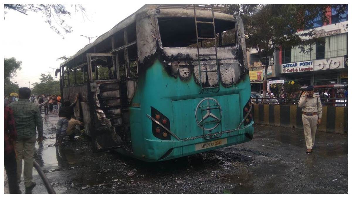 Bus In Fire: इंदौर में पेट्रोल पंप पर बस में लगी आग, डीजल भरते ही टैंक ...
