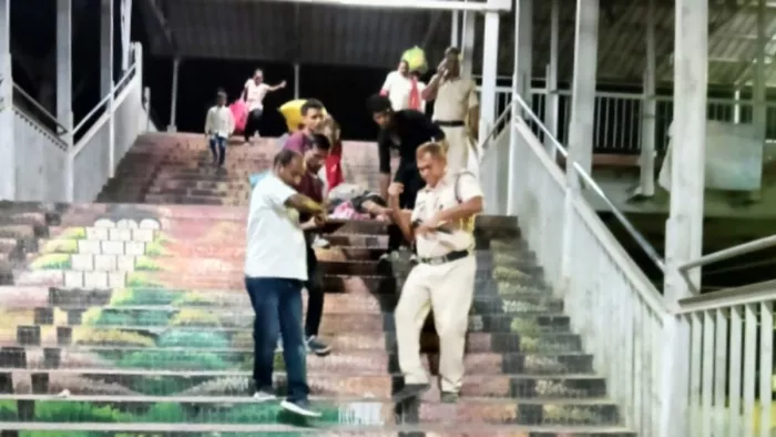 Buxar News: खुल चुकी ट्रेन के नीचे गिरी महिला, गाड़ी ने पकड़ ली तेज ...