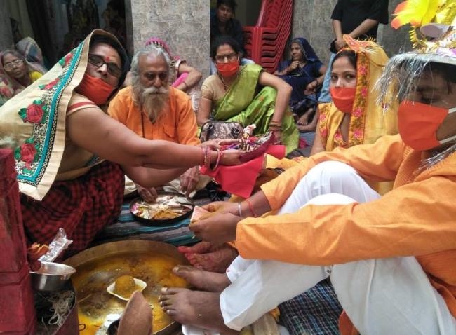 मास्क लगा मंडप में बैठे दूल्हा-दुल्हन को दिया आशीर्वाद - Masked with ...