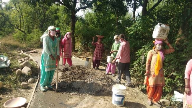 मनरेगा में काम मिलते ही खिले मजदूर - manrega work start at jahu in ...