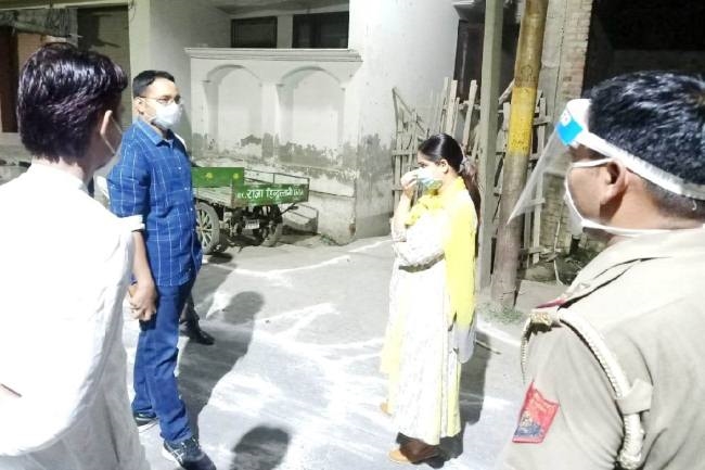 डीएम-एसपी ने हॉटस्पॉट में देखी व्यवस्था दिशा-निर्देश - dm and sp ...