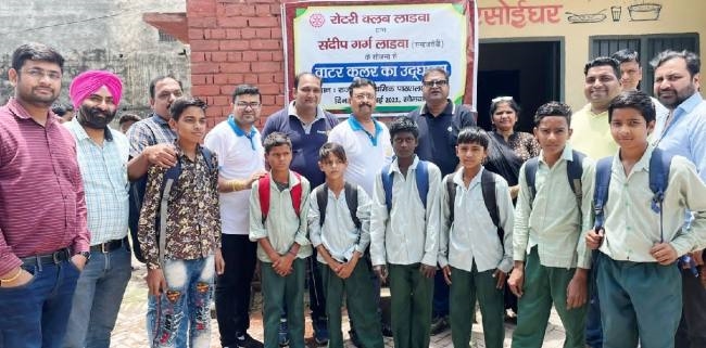 रोटरी क्लब ने गांव मथाना के राजकीय प्राथमिक पाठशाला में लगवाया वाटर ...