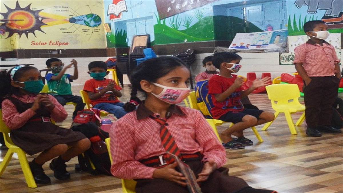 यूपी के प्राइमरी स्कूलों में अब हर क्लास के लिए होगा अलग रूम, सरकार ने ...