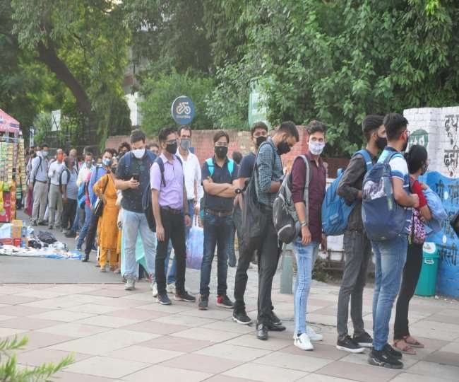 Delhi Metro: मेट्रो स्टेशनों के बाहर लगी लंबी-लबी लाइनें, यात्रियों ने ...