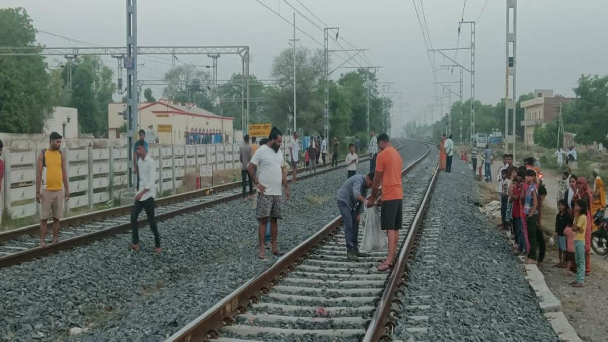 Breaking News: जलेसर रोड पर रेलवे स्‍टेशन मालगाड़ी की चपेट में आए ...
