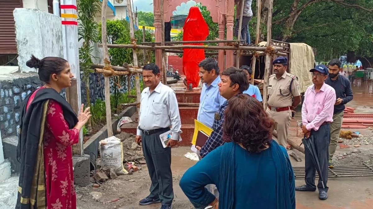 देहरादून DM ने त्रिवेणी घाट पर तैयारियों का लिया जायजा, सुंदरीकरण के ...
