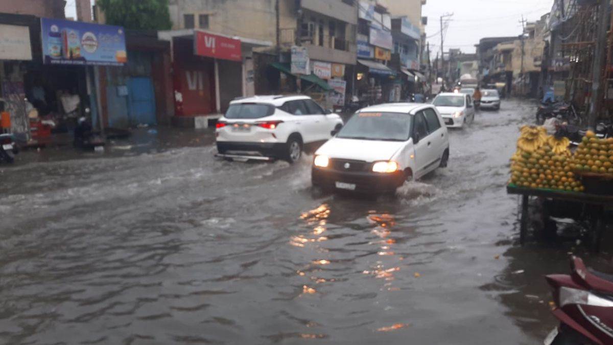 Weather Update Meerut: मवाना में मूसलाधार बारिश, उमस से राहत, लेकिन ...