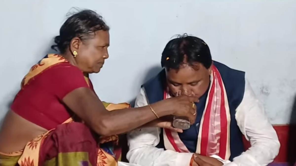 Mohan Charan Majhi: जीत के बाद पहली बार घर पहुंचे CM मोहन चरण माझी, मां ...