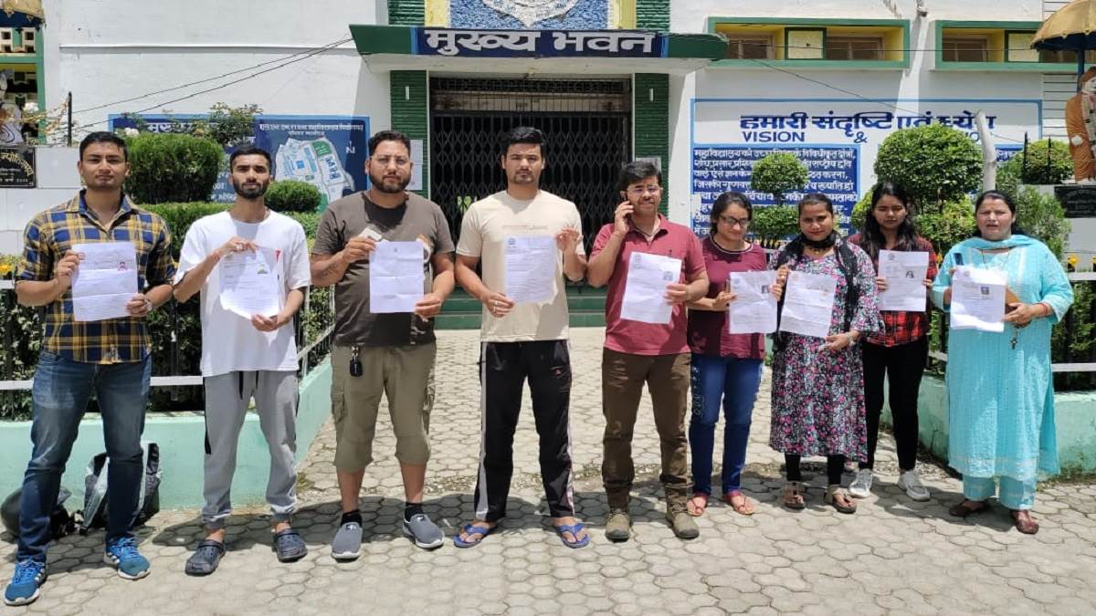 अल्मोड़ा विवि की प्रवेश परीक्षा में बड़ी गड़बड़ी, सेंटर पर अभ्यर्थियों ...