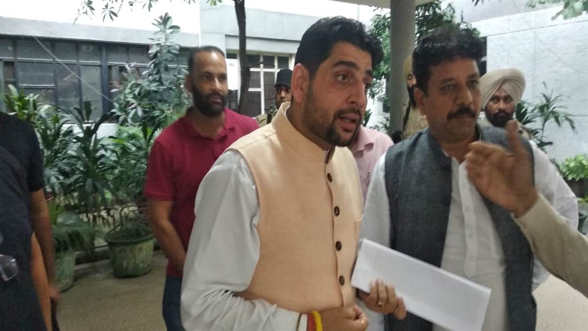 जालंधर में AAP विधायक शीतल अंगुराल ने जताया खेद, डीसी आफिस कर्मचारी ...