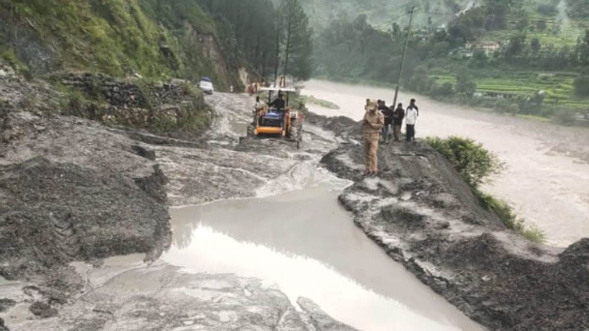 Uttarakhand Weather: तीन जिलों में तीव्र बौछार के आसार, देहरादून में बहा पुल; गंगोत्री हाईवे पर ...
