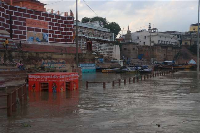 Varanasi City Weather Forecast : राहत दे रहे हैं आसमान में छाए बादल ...