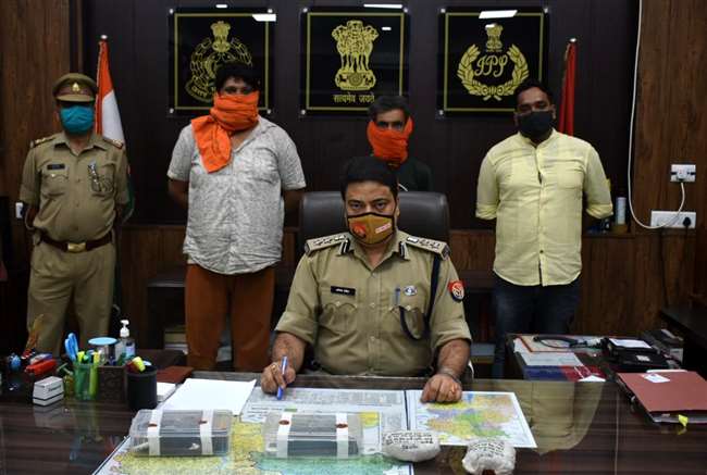 प्रयागराज में अंतरराज्यीय इनामी गांजा तस्कर समेत दो गिरफ्तार - Two ...