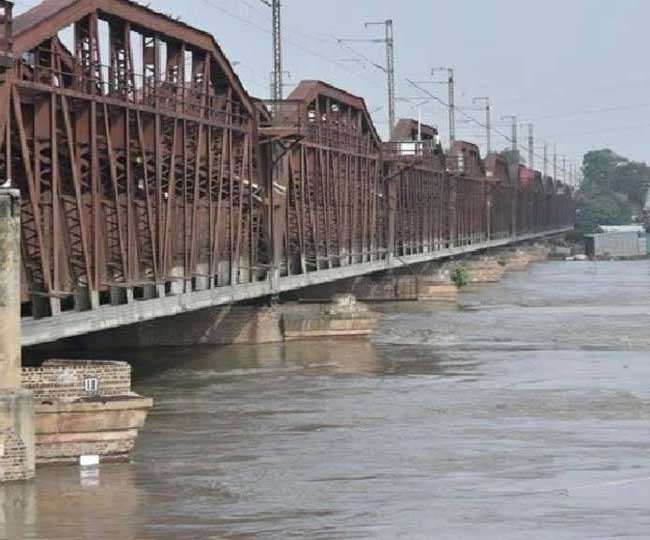 Rubber Dam on Yamuna: लबालब यमुना फिर हो जाएगी खाली, आगरा में नहीं बन ...