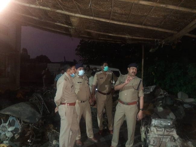 वाहन कमेले पर छापा, गोदाम सील - वाहन कमेले पर छापा, गोदाम सील - Uttar ...
