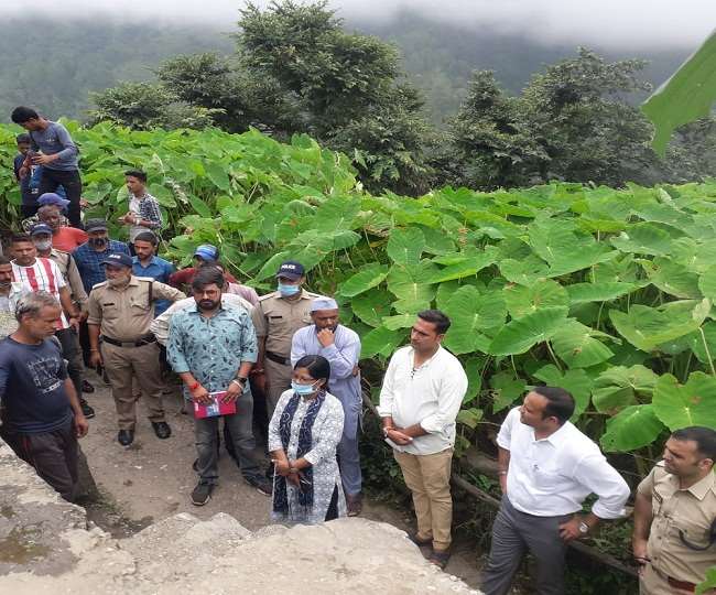 चम्पावत में भूस्खलन प्रभावित स्वाला गांव पहुंचे डीएम और एसपी ग्रामीणों ...