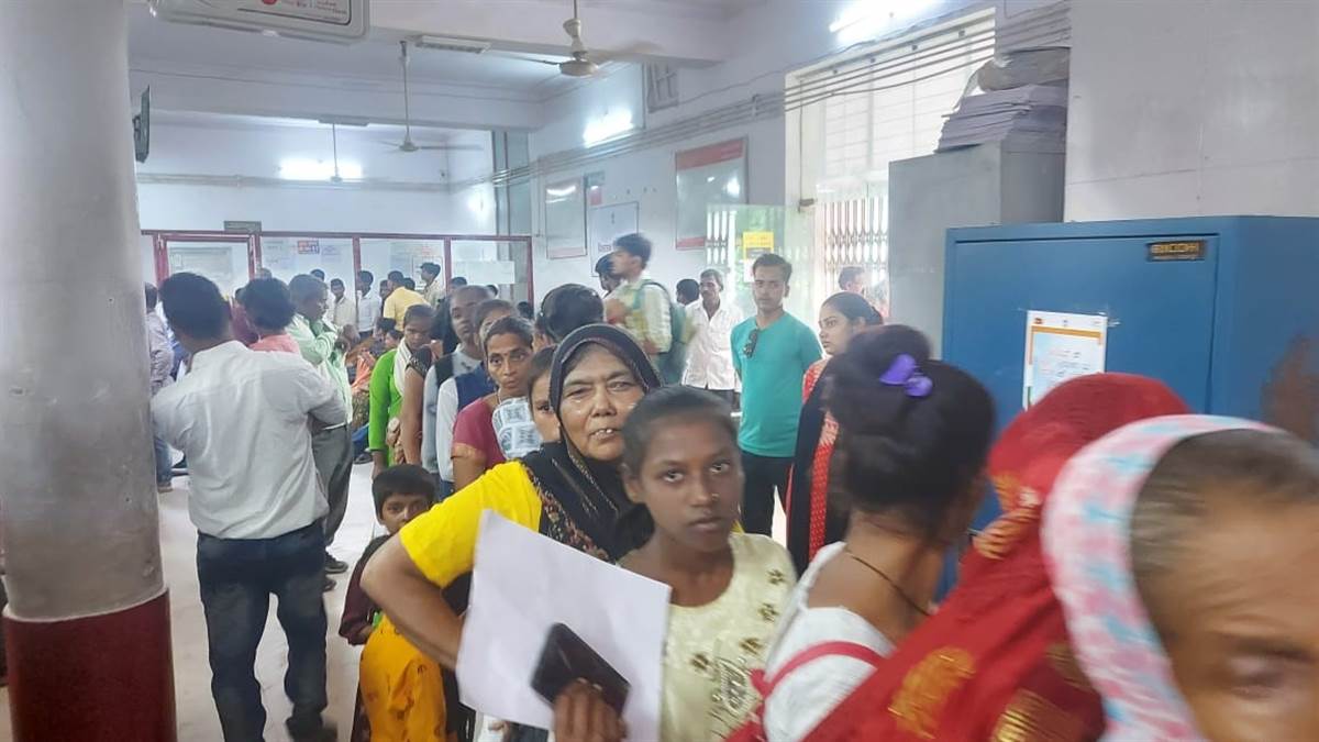 ‘जुगाड़’ वालों के बन रहे आधार कार्ड - Parents pushing with children to ...