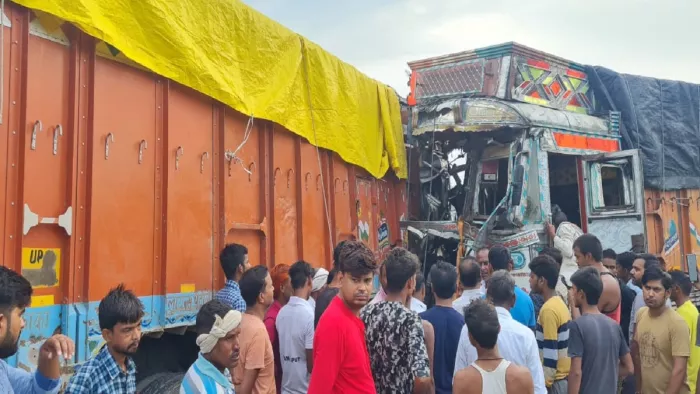 Breaking News : अलीगढ़ में आमने-सामने टकराए दो ट्रक, स्‍टेयरिंग में ...