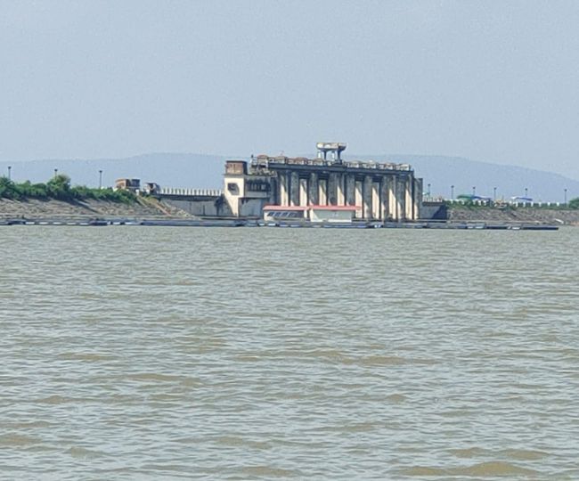 रामगढ़: पतरातू डैम का दो फाटक खुलने के बावजूद नहीं घटा जलस्तर, बारिश ...