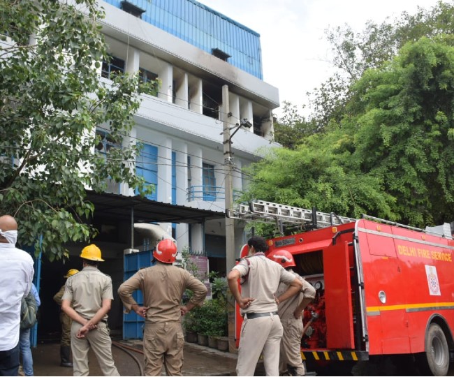 Delhi Fire: दिल्ली के पटपड़गंज में गत्ते की फैक्ट्री में लगी भीषण आग ...