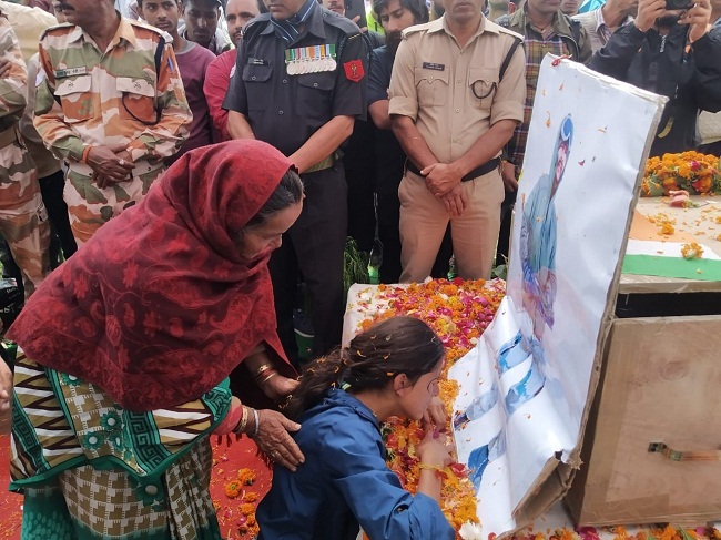 Nandan Singh Chamyal : घर पहुंचा बलिदानी नंदन सिंह चम्याल का पार्थिव ...