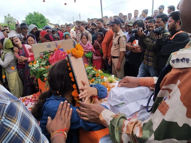 Nandan Singh Chamyal : सैन्य सम्मान के साथ हुआ सुबेदार मेजर नंदन सिंह ...