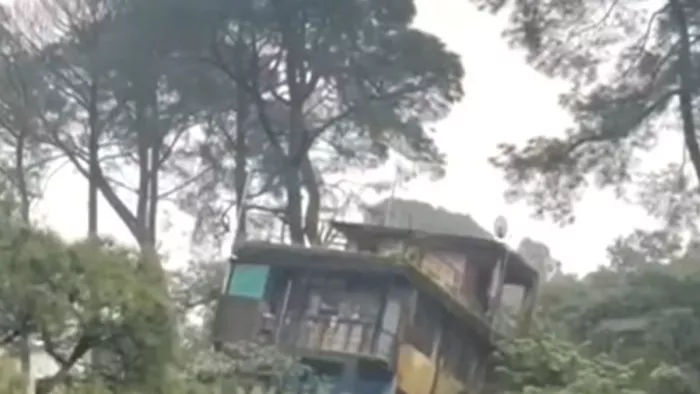 Himachal Rain: धर्मशाला में भारी बारिश से बहुमंजिला भवन ढहा, सुधेड़ में ...