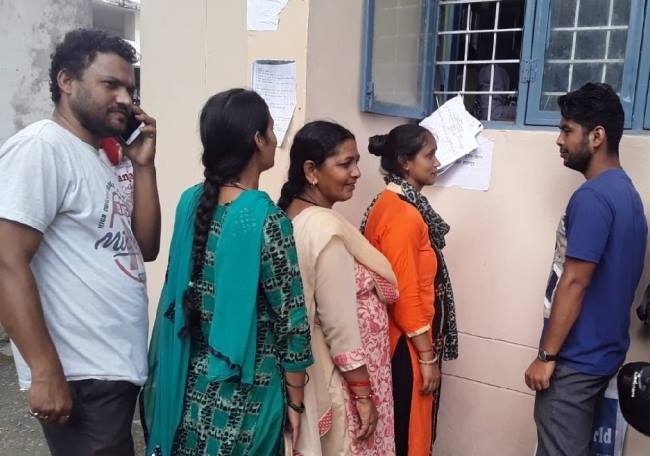 प्रधान के 166 व बीडीसी के 164 नामांकन हुए जमा - Candidates crowded on ...