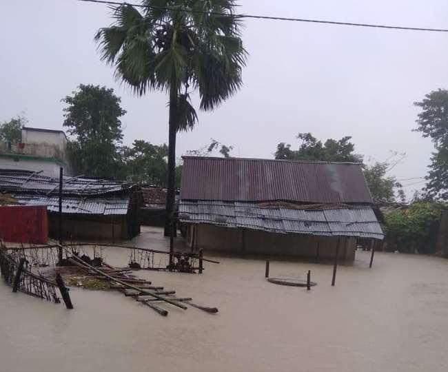 Flood : अररिया में दर्जनों मकान ध्‍वस्‍त, नदियों का जलस्‍तर बढ़ा, पलायन ...