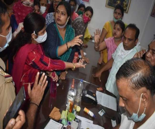 ऋषभ अकादमी : मंडलायुक्त से शिकायत करने कर 15 शिक्षकों को भेजा गया नोटिस ...