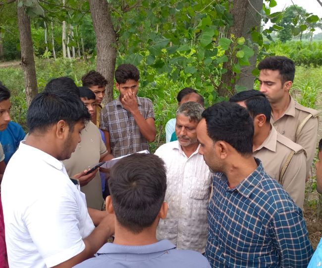 Amroha News: गजरौला में पटाखा फैक्‍ट्री में धमाका, टीन शेड उड़ी और ढह ...
