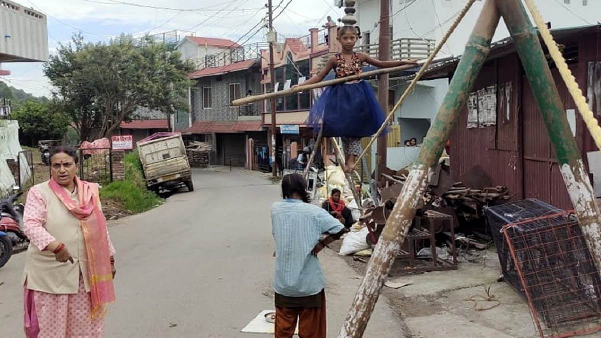 Almora: रस्सी पर बच्चों से कराए जा रहे थे खतरनाक करतब, महिला आयोग हुआ ...