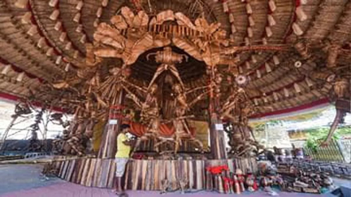 कोलकाता में केले के पत्तों से बना एक पूजा पंडाल, सीएम ममता बनर्जी कल ...
