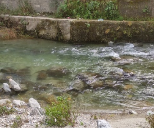 खतरे में पहाड़ को मैदान से जोड़ने वाला चाफी पुल, बुनियाद में घुस रहा है ...