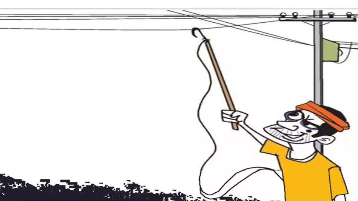 Bijli Chori : चोरी की बिजली से जला रहा था लाइट; जेई ने पकड़ा तो युवक ने ...