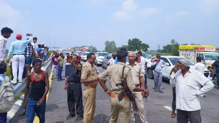Sultanpur Accident: बस की टक्कर से छात्र की मौत, आक्रोशित छात्रों ने ...