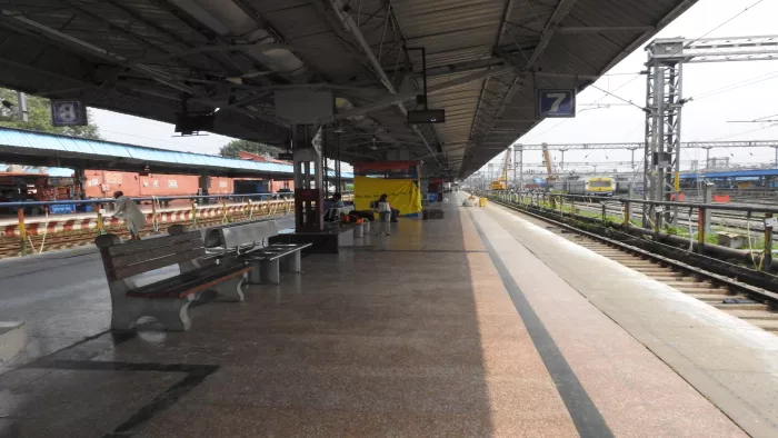 Railways Mega Block: गोरखपुर जंक्शन पर फिर पसरा सन्नाटा, लखनऊ रूट पर ...
