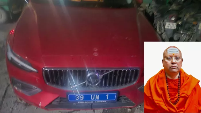 बाबा चैतन्यानंद की लग्जरी कार का बड़ा राज... नीले नंबर की प्लेट में ...