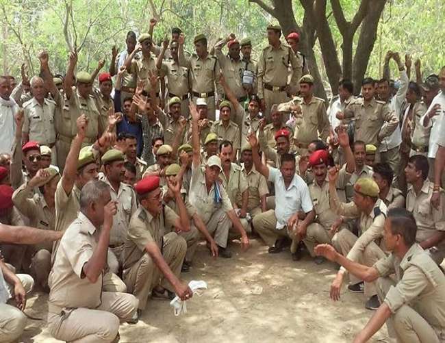 UP सरकार ने पलटा फैसला, पुलिस में ड्यूटी जारी रखेंगे 25 हजार होमगार्ड ...