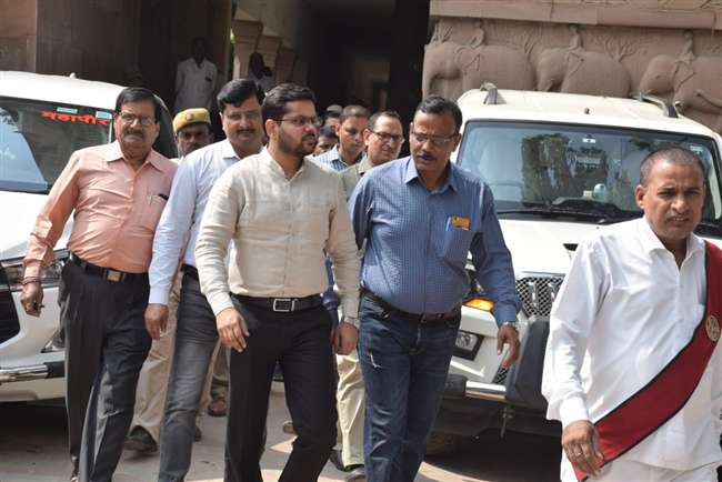 नगर आयुक्‍त गौरांग राठी ने पदभार ग्रहण करने के साथ ही दिखे एक्‍शन मोड ...