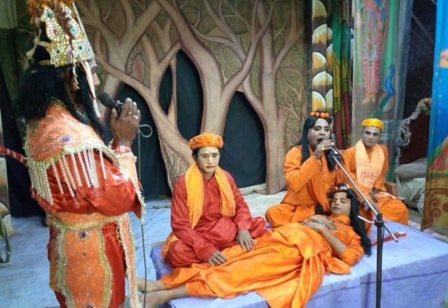 लक्ष्मण के मूर्छित होने पर हनुमान उठा लाए संजीवनी पर्वत - Hanuman ...